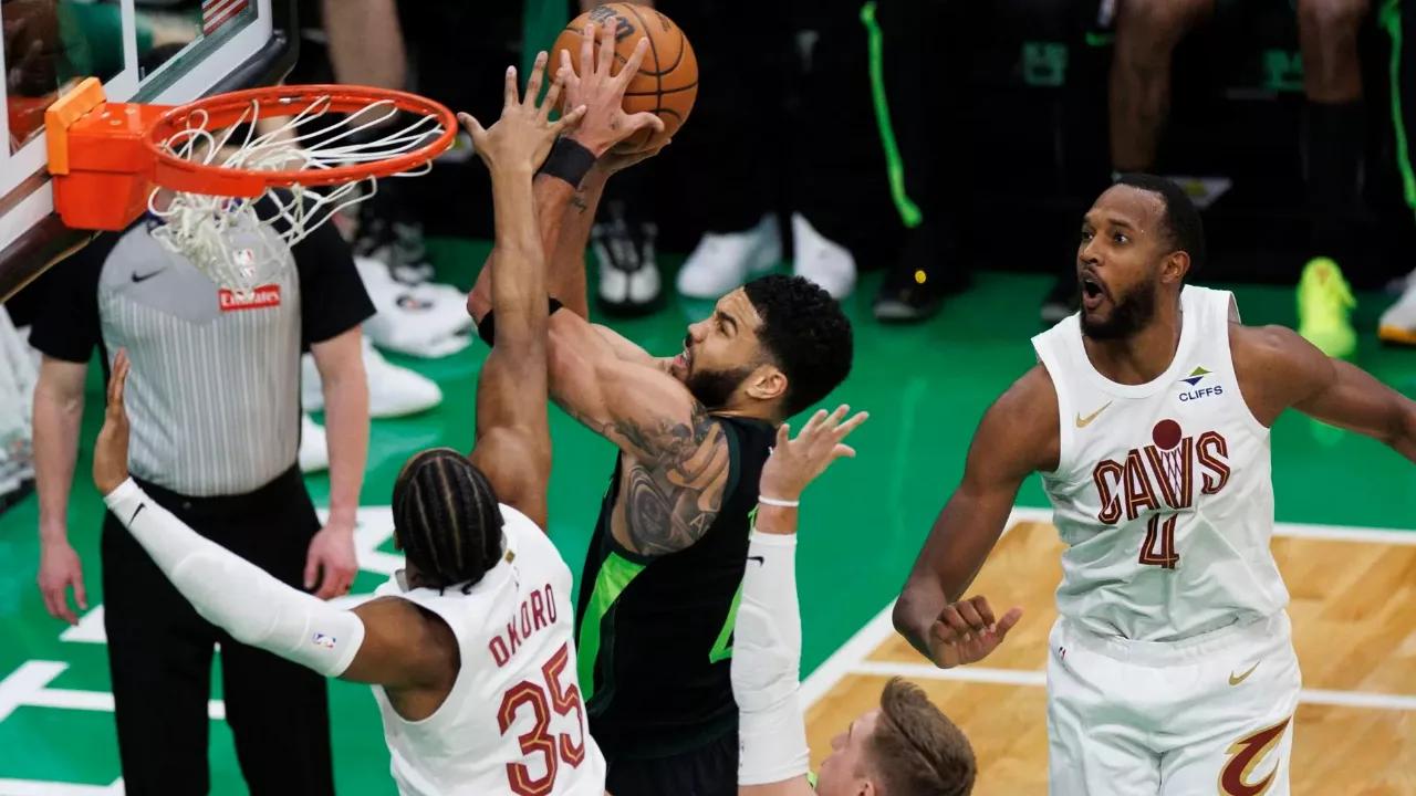 Donovan Mitchell brille, les Cavs dominent Boston (123-116)